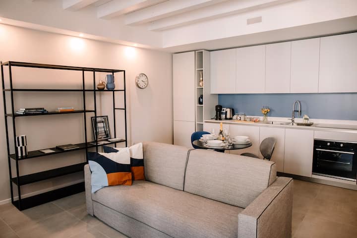 Elegant Beige Apartment - 5 Minutes From The Lake - Como