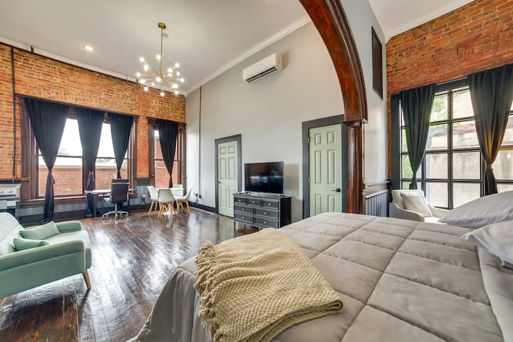 Explore Downtown Marshall: Historic Studio Getaway - Marshall, TX
