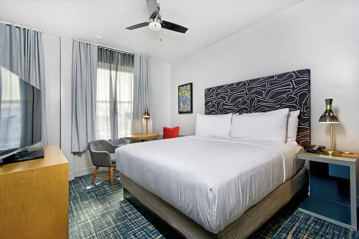 Stylish Unit, Steps To Civic Center & Rooftop Pool - San Francisco, CA