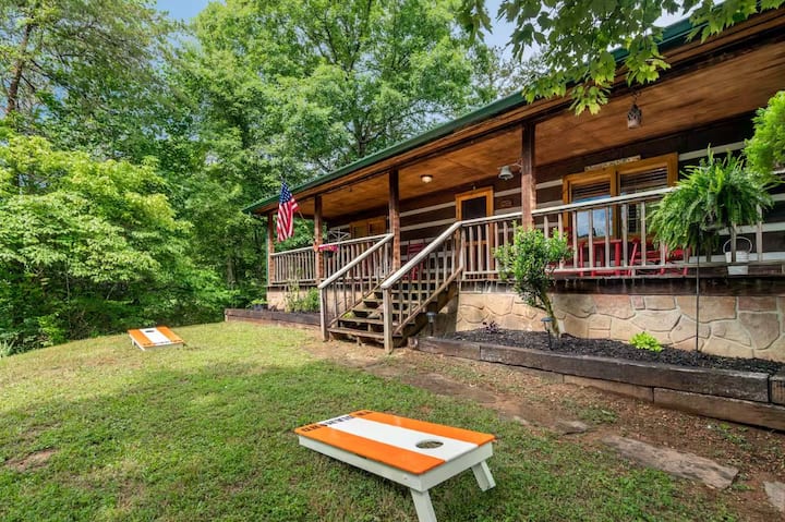 3br/2 Bath (Sleeps 12)- Hot Tub, Pool, Games! - Gatlinburg, TN
