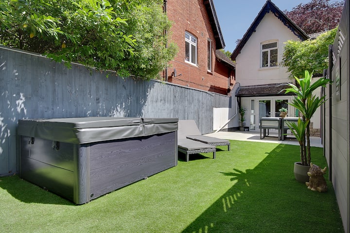Private Hot Tub & Sauna, 2 Adults Max + 1/2/3 Kids - Bournemouth