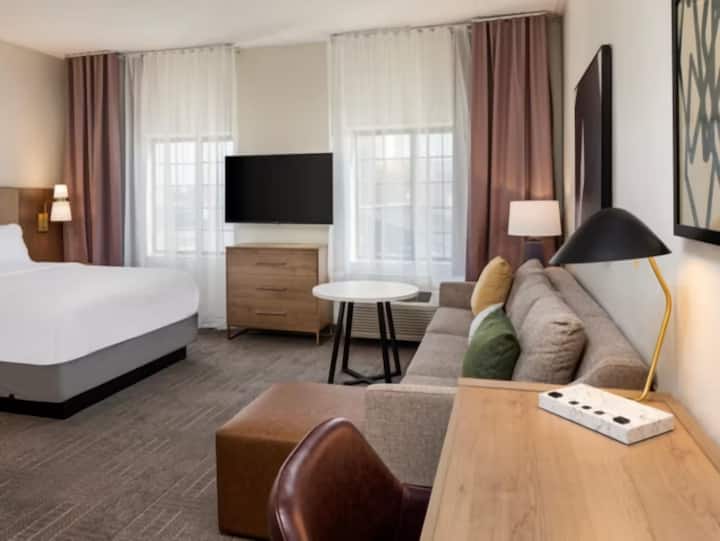 Cozy Studio Suite | 1 Queen Bed | Bloomington Stay - Bloomington, MN