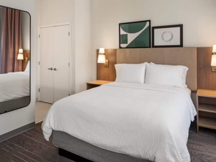 Cozy Studio Suite | 1 King Bed | Bloomington Stay - Bloomington, MN