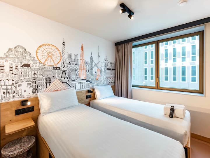 Comfy Twin In Lively Northeast Of Barcelona - Barcelona