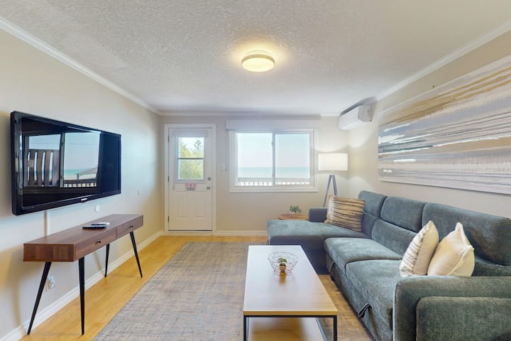 2br Condo Steps To The Beach With Pool, Fireplace - Wasaga Beach