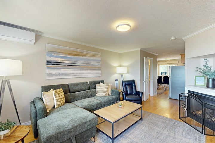 2br Condo Steps To The Beach With Pool, Fireplace - Wasaga Beach