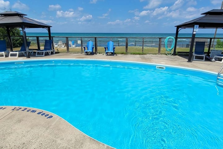 2br Condo Steps To The Beach With Pool, Fireplace - Wasaga Beach