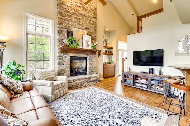 < 1 Mi To Big Boulder Mtn! Home W/ Hot Tub & Deck - Lake Harmony, PA