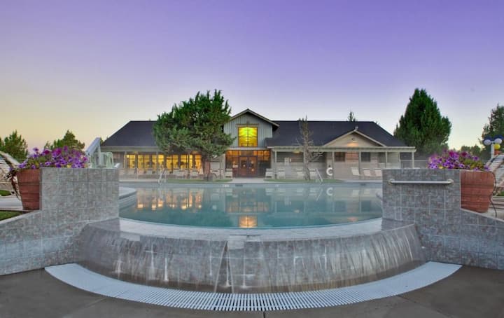 Direct Golf Course Access + Restaurant & Gym - Redmond, OR