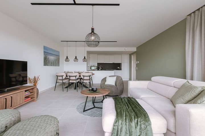 Relax By The Waves - Ostende