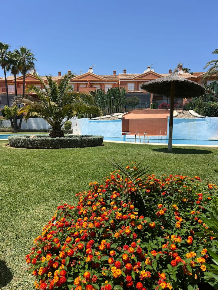 Spacious 3 Bedroom Townhouse 10 Min Walk To Beach! - Costa del Sol