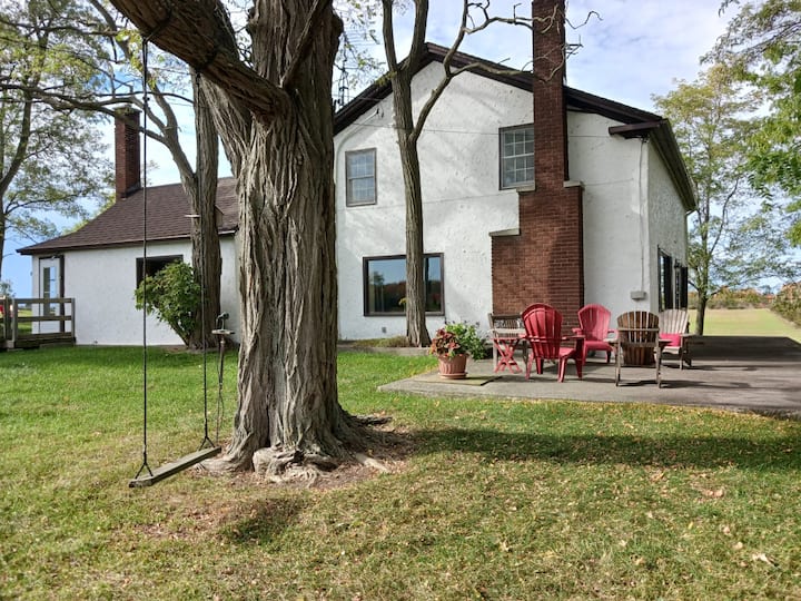 Farmhouse Pec - Cozy Prince Edward County Retreat - Prince Edward
