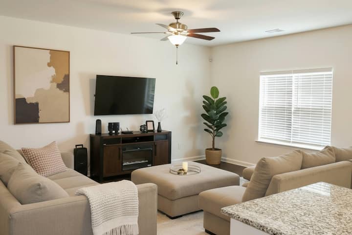 Spacious Stay W Bball & Bbq! Near Uptown + 20%! - Charlotte, NC