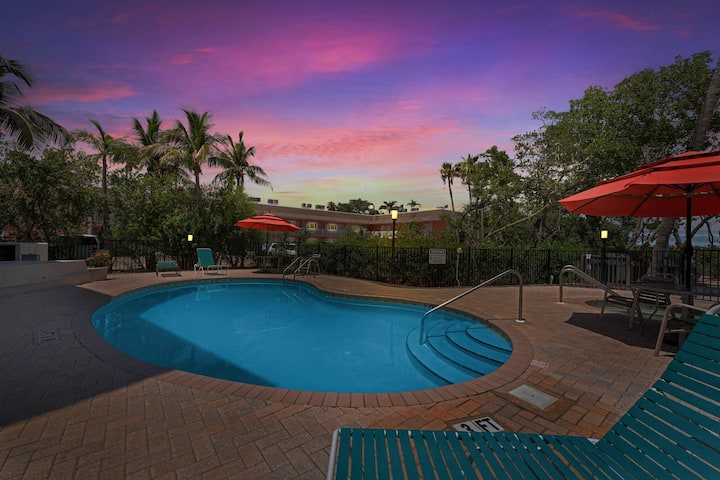 2-min Walk To Beach | Heated Pool + Hot Tub - Anna Maria Island, FL