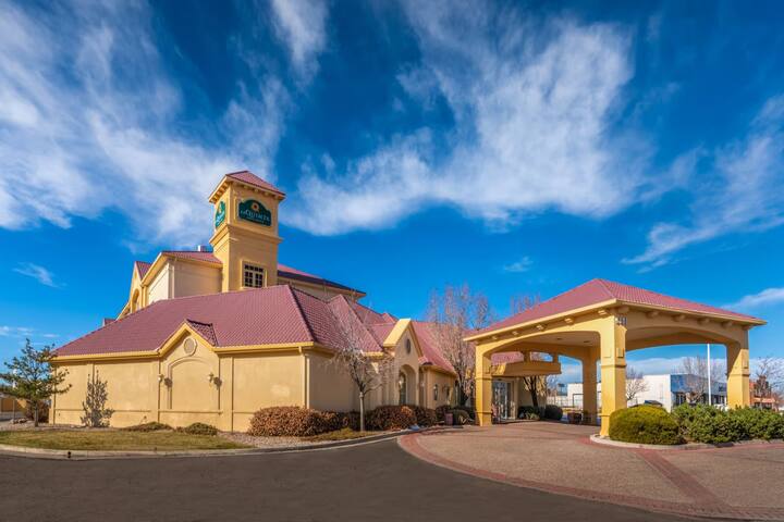 Near Csu Pueblo + Free Breakfast. Pool. Gym. - Pueblo, CO