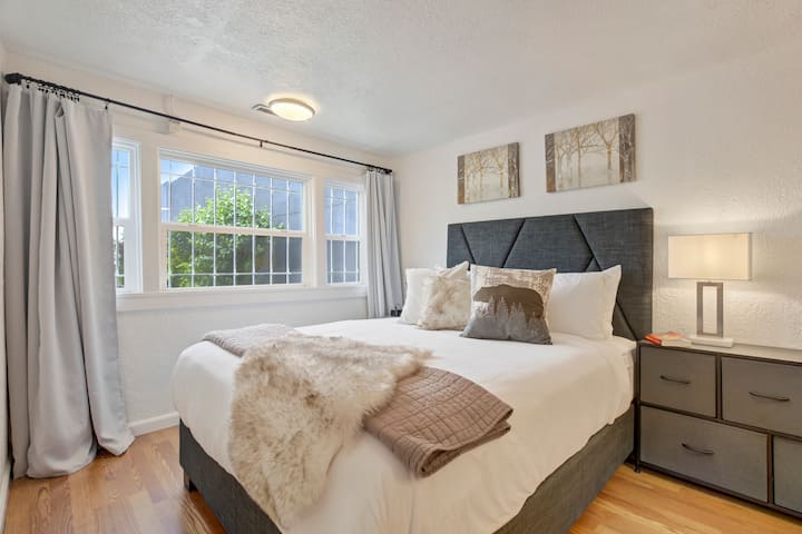 Charming Downtown Cottage | Pet-friendly | Firepit - Colorado Springs, CO