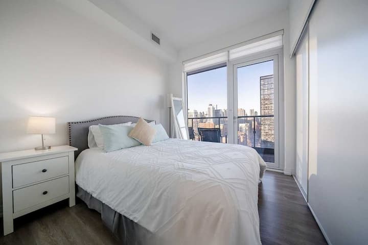 Stylish 3br 2ba Near Yonge-dundas And Queen Street - Toronto