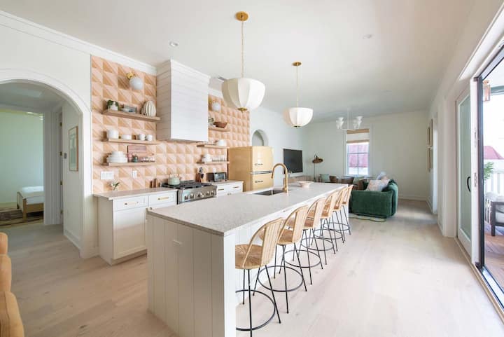 Luxe Downtown 4 Bed W/ Porch + Parking & Bikes! - Charleston, SC