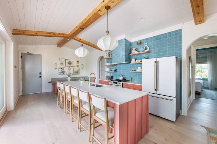 High End Downtown Unit + Porch, Parking, Bikes - Charleston, SC