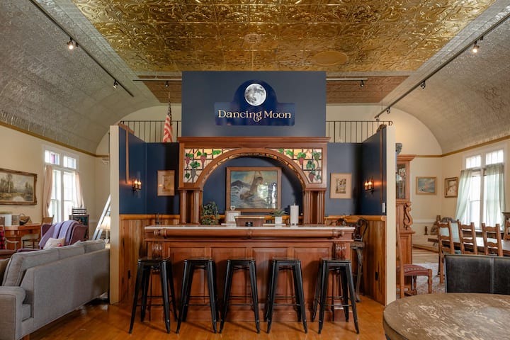 The Dancing Moon Loft And Event Space - Sleeps 12 - Oshkosh, WI