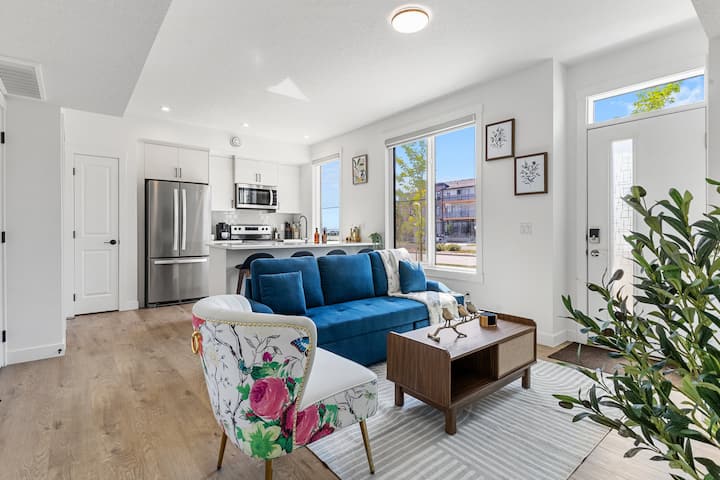 Sunny Seton Escape | 1br, Wifi, Near Hospital - Calgary