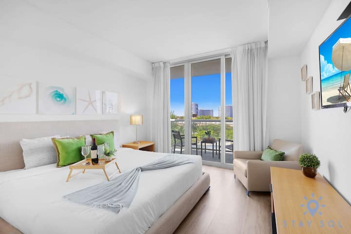 Amazing Apt W/ Balcony + Gym & Amazing Pool - Hallandale Beach, FL