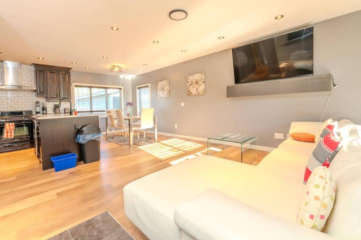 Cozy Bungalow: 3 Bedrooms Premium Location - Calgary