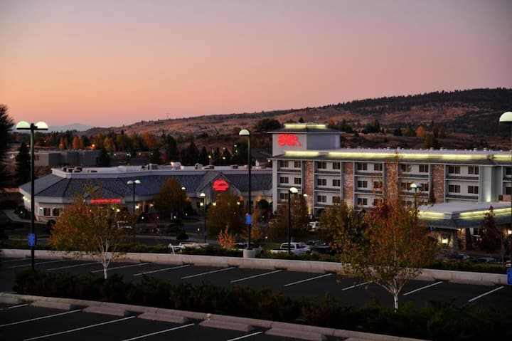 Cascade Views + Pool. Free Breakfast & Parking - Klamath Falls, OR
