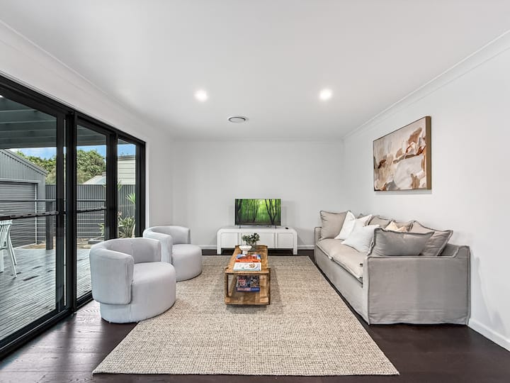Mayfield 3-bed Retreat With Private Pool And Bbq - Waratah