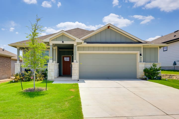 Remote Working Hub W/ Yard In South Austin Suburbs - Kyle, TX