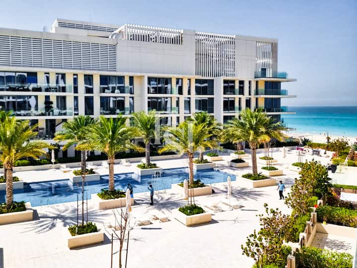 Paradise Found: Pool, Beach Access, And Sea Views - Abu Dabi