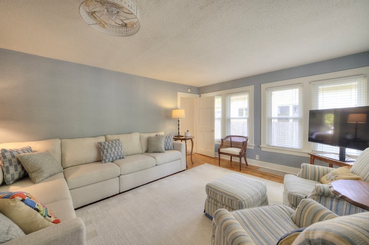 Charming Bungalow Near Beach & Kid's Corner Park - South Haven, MI
