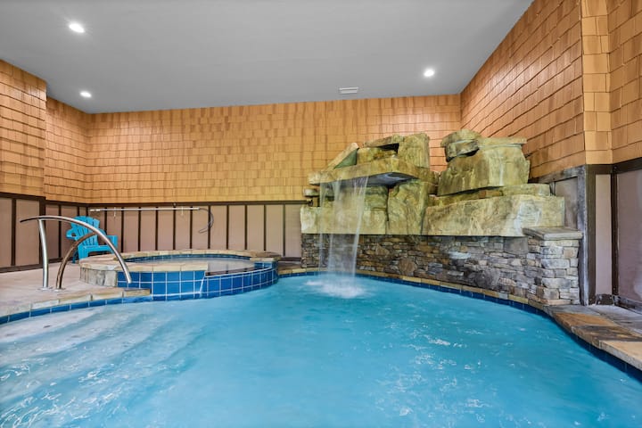 Luxury Mansion W/ Pool, Views & Hot Tub - Townsend, TN