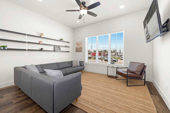 Downtown Flash-1/2 Mi To Rogers Square-sleeps 12! - Rogers, AR