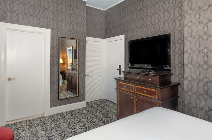 Colonial-era Charm And Allergy-friendly - Annapolis, MD