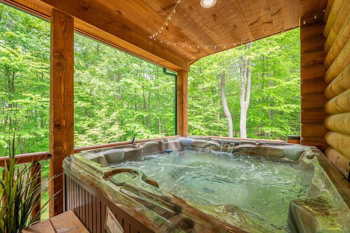 New! Woodsy Hideaway W/ Hot Tub & Fire Pit - Oakland, MD