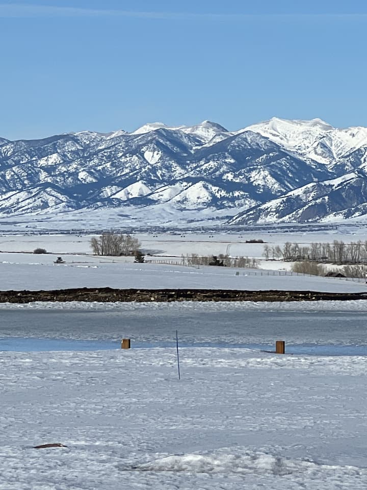 Elk Haven 3 Bed Log Home - Amazing Views - Gallatin Gateway, MT