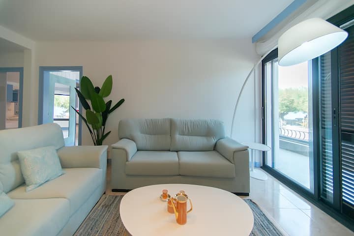 Bright Apartment W/ Balcony & Parking - L'Escala