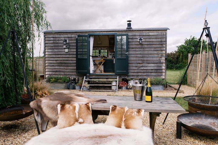 Lillie's Shepherd's Hut - Wellness & Hot Tub - Belvoir Castle