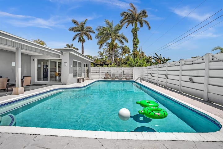 Sun & Sand Retreat – 4br Heated Pool Home - Hollywood, FL