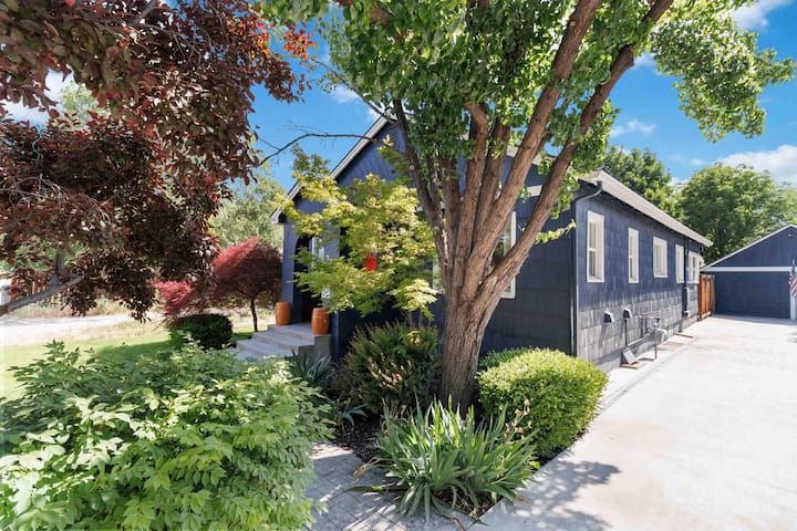 New! Dog Friendly W/ Quaint Back Patio & Corn Hole - Boise, ID