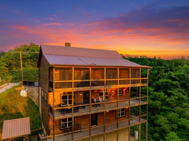 Mountain Views, Hot Tub, Game Room, & Theater - Gatlinburg, TN