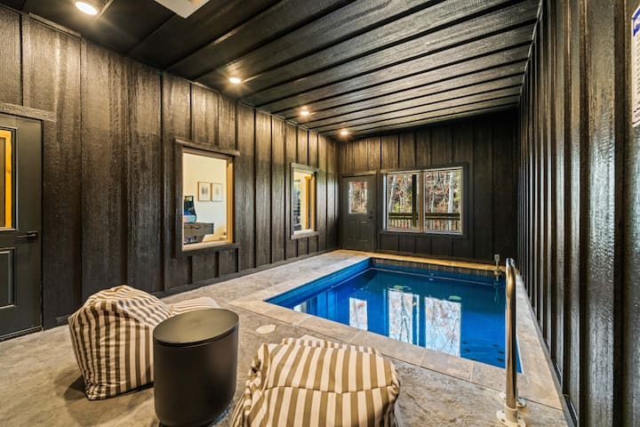 Parkway Pool Oasis | Pool & Hot Tub Game Room - Sevierville, TN