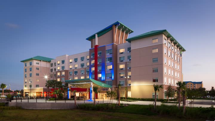 Close To Seaworld + Free Breakfast & Shuttle - Orlando, FL