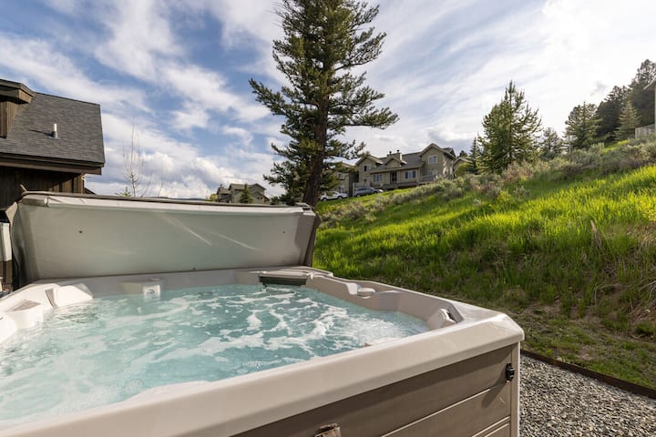 New! Luxury Home By Town Center W Hottub & Gym - Big Sky, MT