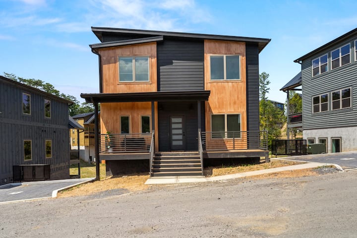 Indoor Pool & Hot Tub Cabin - Parkway Retreat - Pigeon Forge, TN