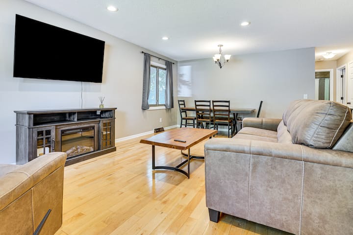 8 Mi To Central Minneapolis: Modern Home W/ Yard - Bloomington, MN