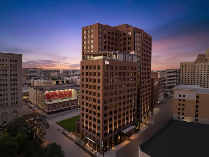 Steps From River Walk + Breakfast. Gym. Dining. - San Antonio, TX