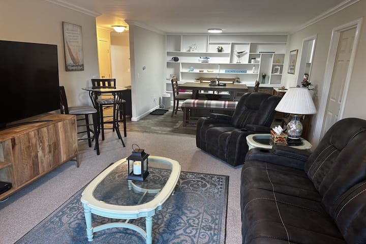Prime Hyannis Location; Steps To Dining & Ferries! - Barnstable, MA