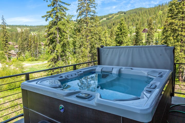 New! Luxury Ski-in/ski-out 4-level Home W Hot Tub - Whitefish, MT